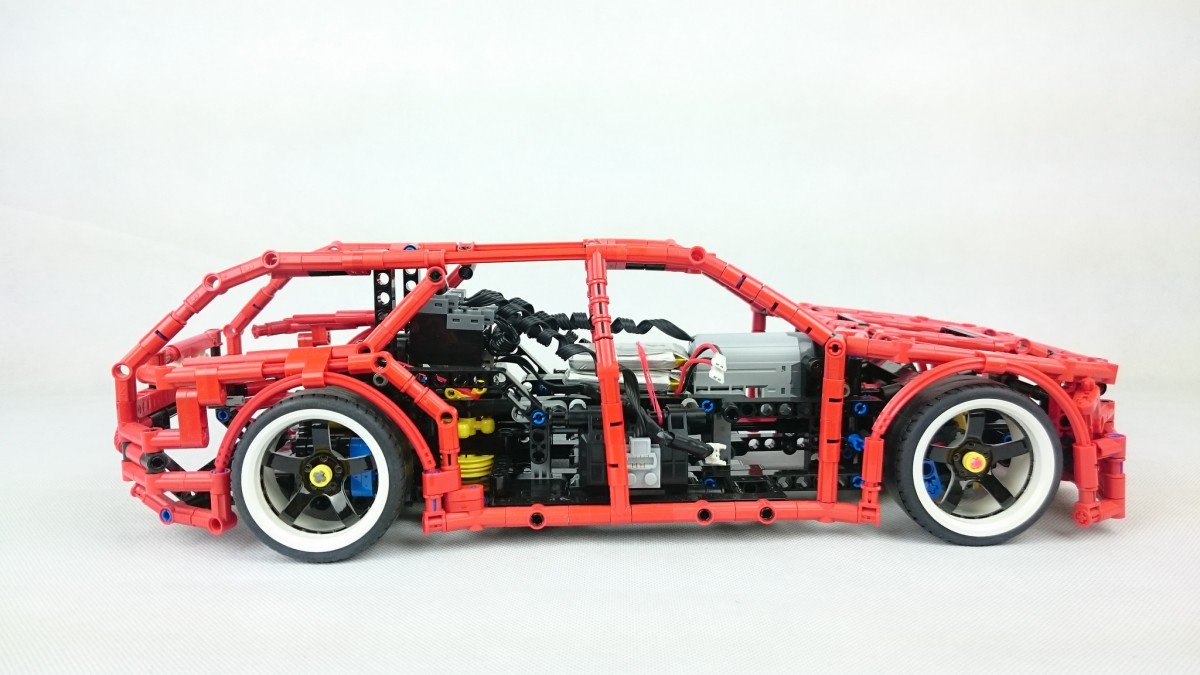This fully-functional Lego Technic 4x4 drift wagon is wonderfully ela...
