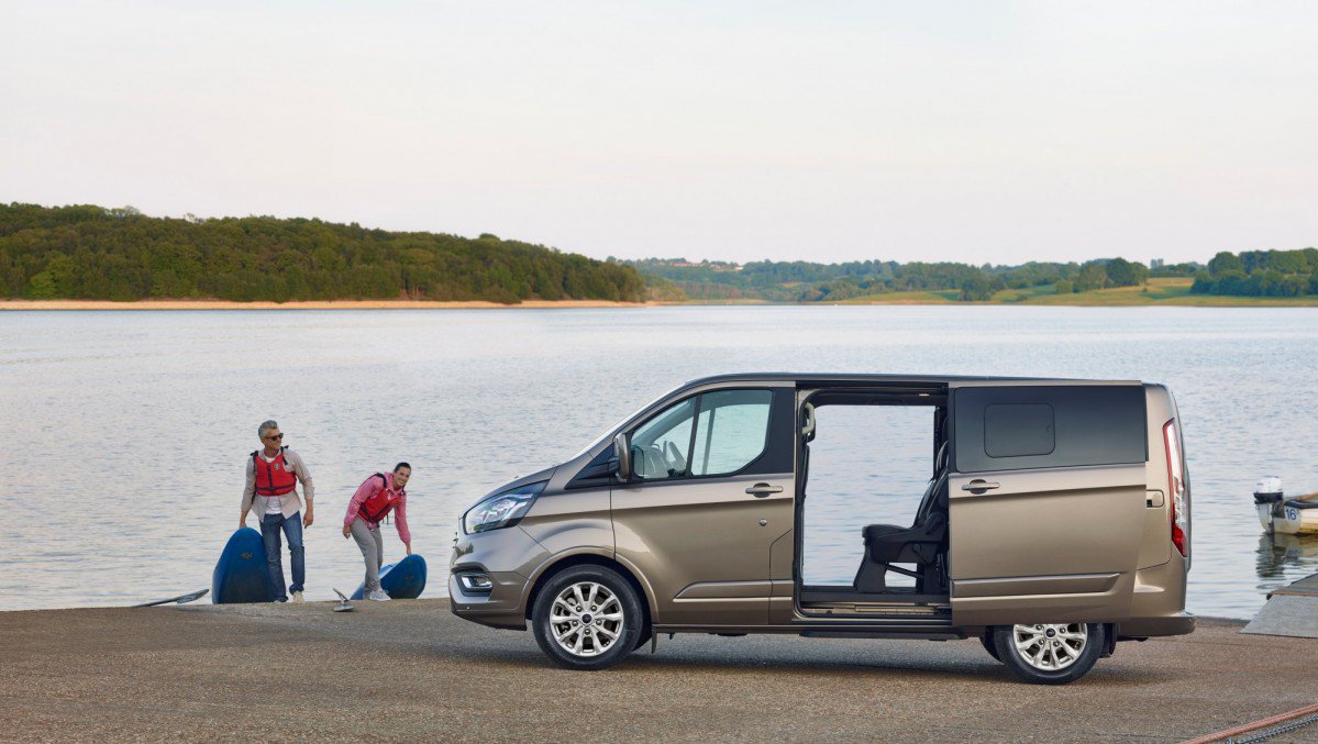Facelifted 2018 Ford Tourneo Custom minivan goes upscale