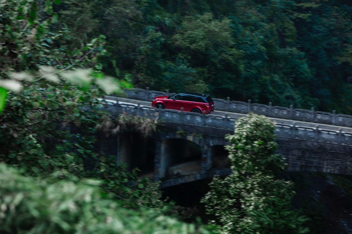 Watch Range Rover Sport P400e climb all 999 stairs to China's Heaven's Gate